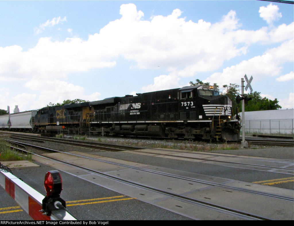 NS 7573 and CSX 5258
